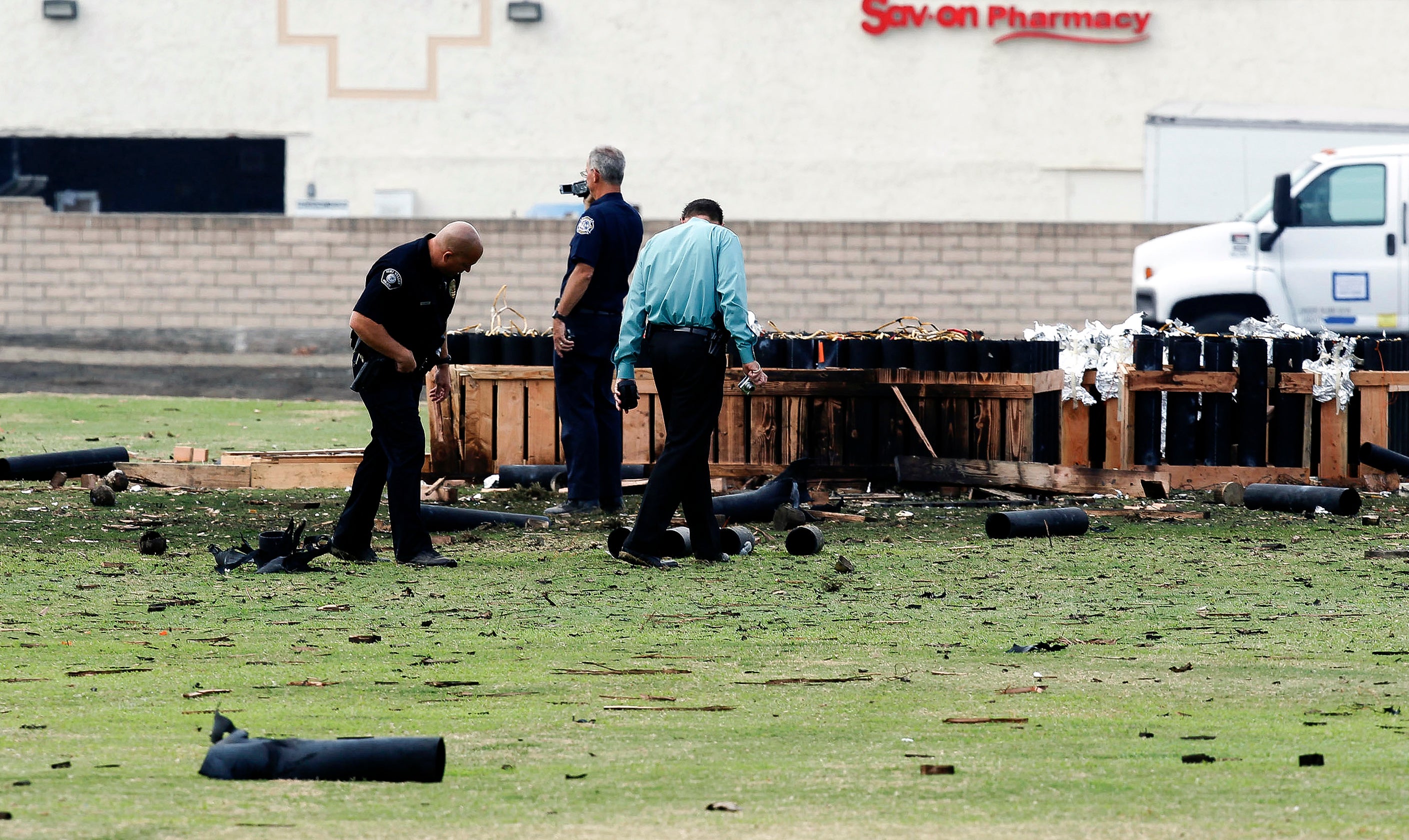 Calif. fireworks accident injures 39 - CBS News