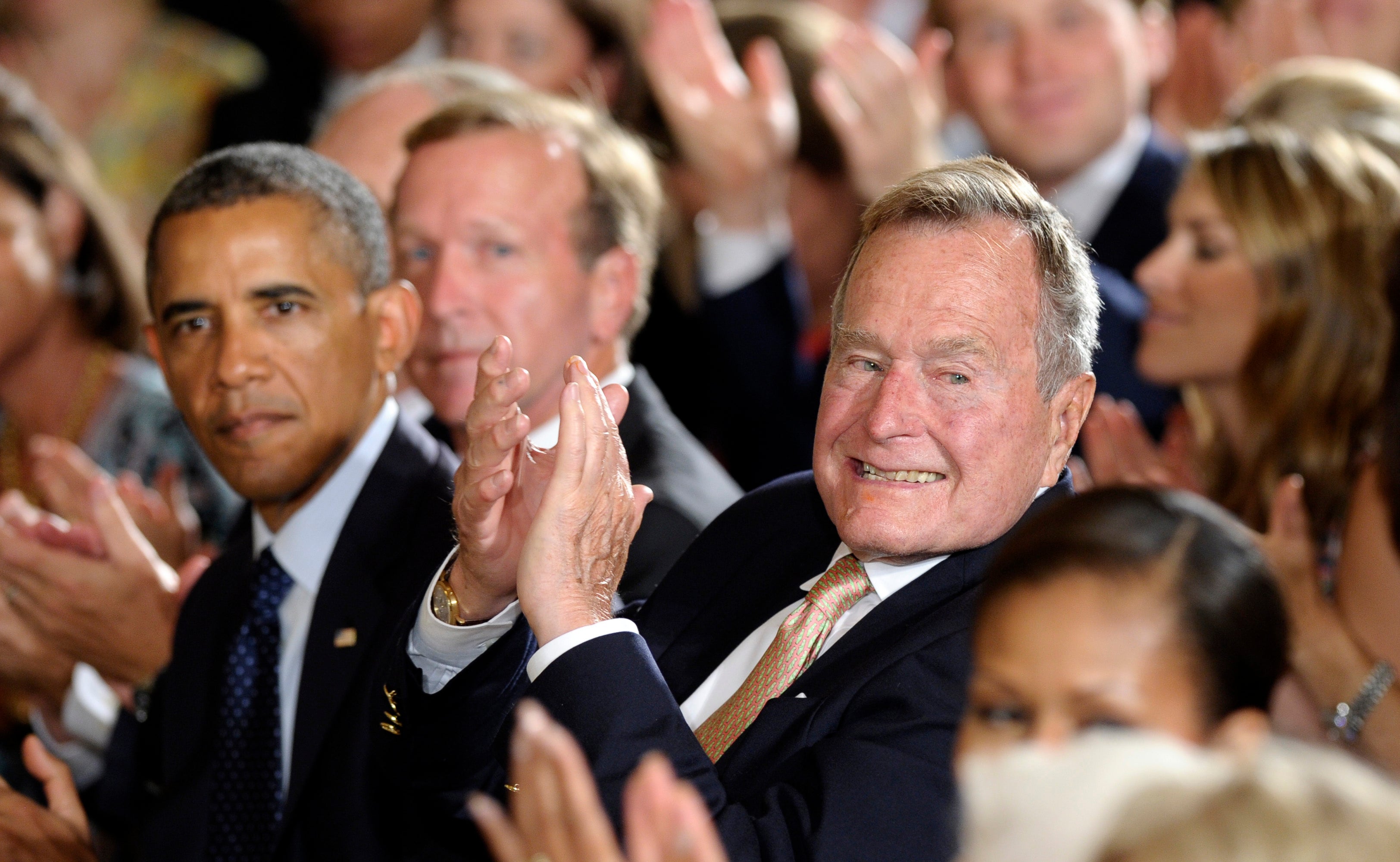 Obama, Bush present 5,000th Daily Point of Light Award for volunteers ...