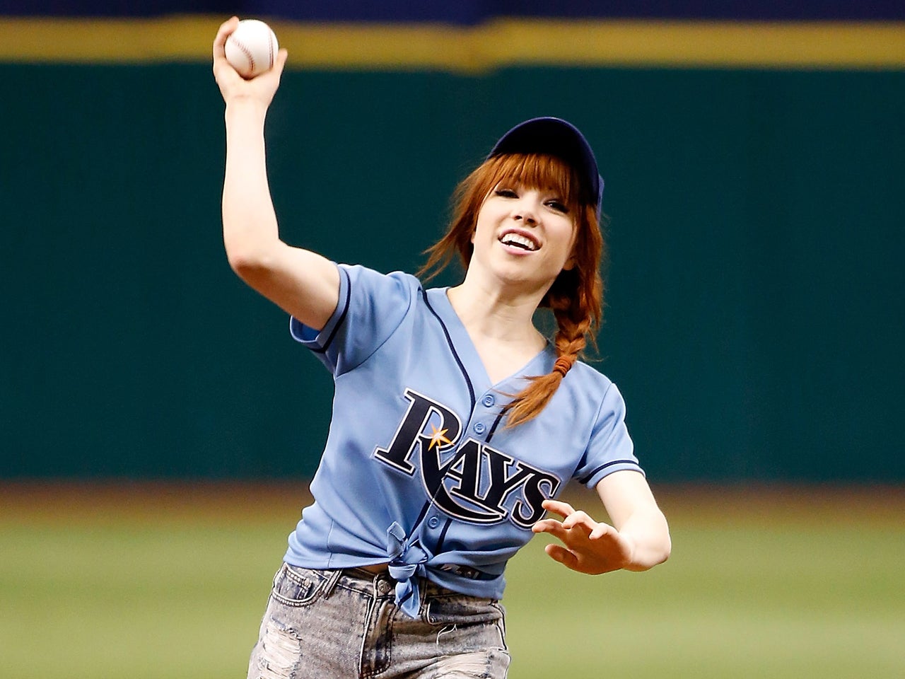 Carly Rae Jepsen throws "worst ever" first pitch at Rays game - CBS News