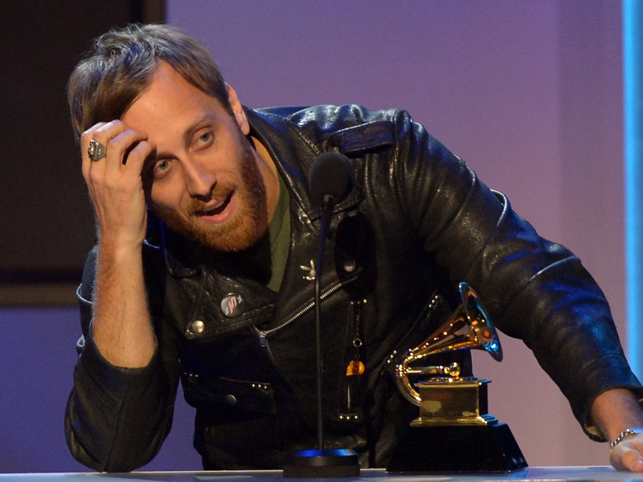 Black Keys guitarist Dan Auerbach accused of abuse by wife - CBS News