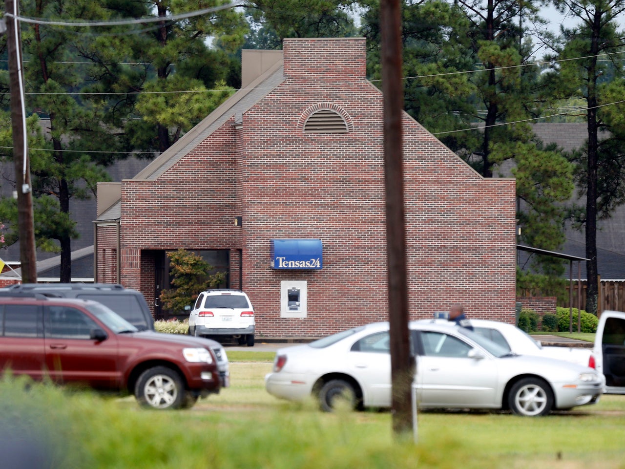 Louisiana bank standoff ends with gunfire - CBS News