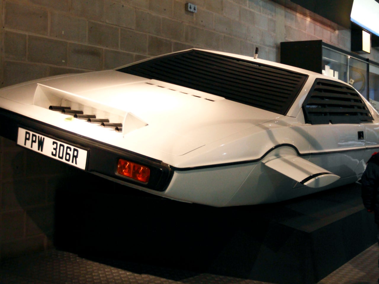 James Bond submarine car from "The Spy Who Loved Me" sells at auction ...