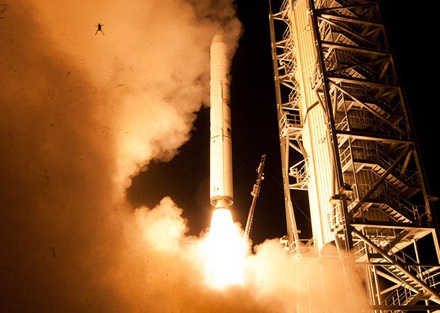 Startled frog photobombs Minotaur 5 rocket - CBS News