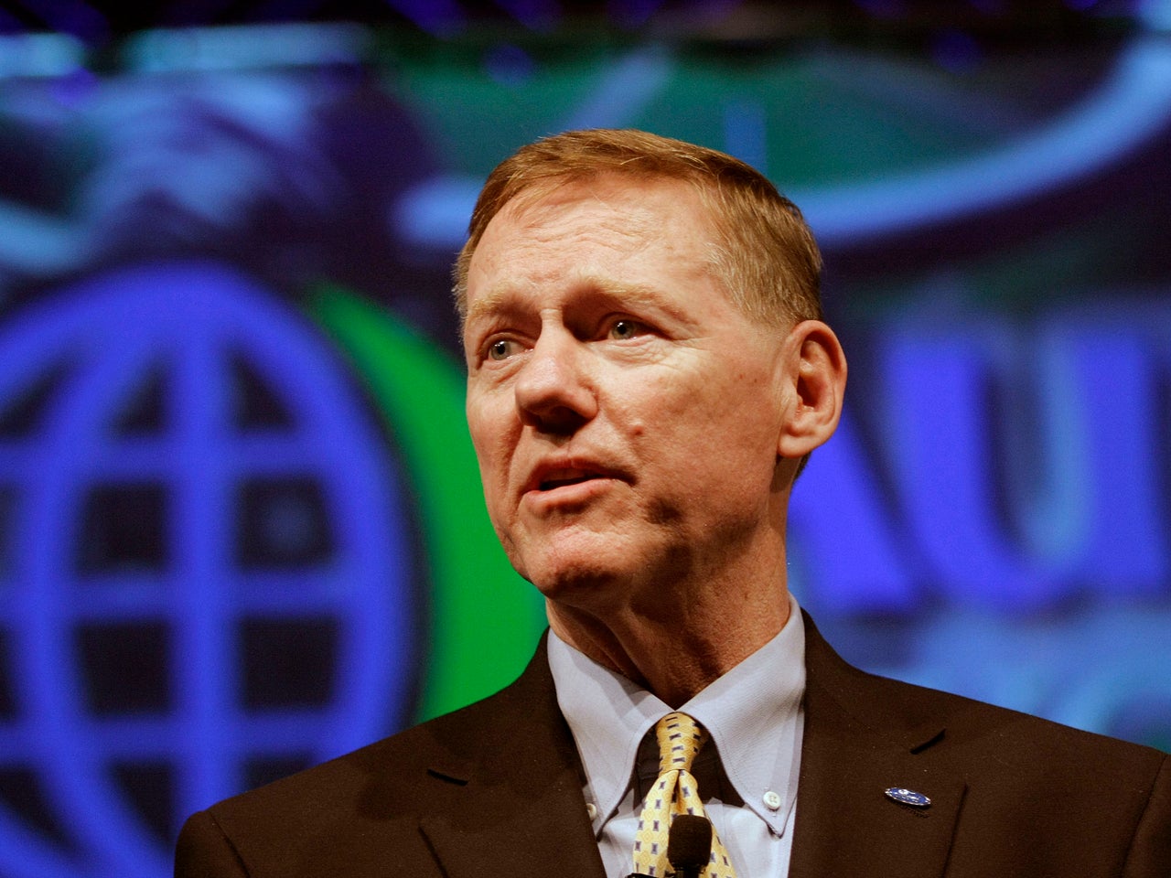 What if car boss Alan Mulally took over at Microsoft? - CBS News