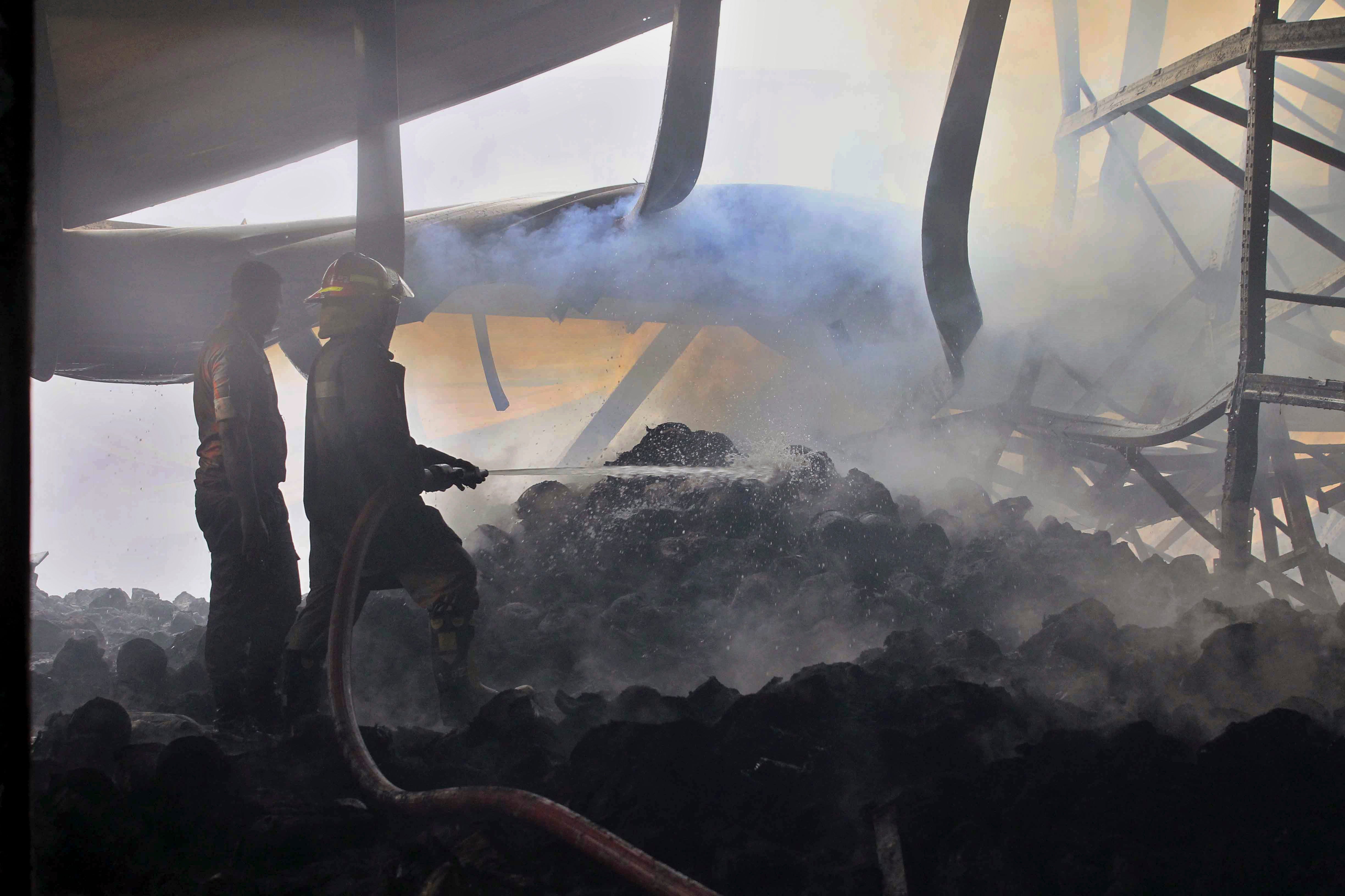 Bangladesh garment factory fire kills 10 - CBS News