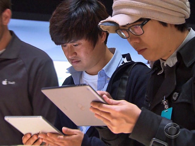 Tablet wars heat up as Apple rolls off new iPads - CBS News