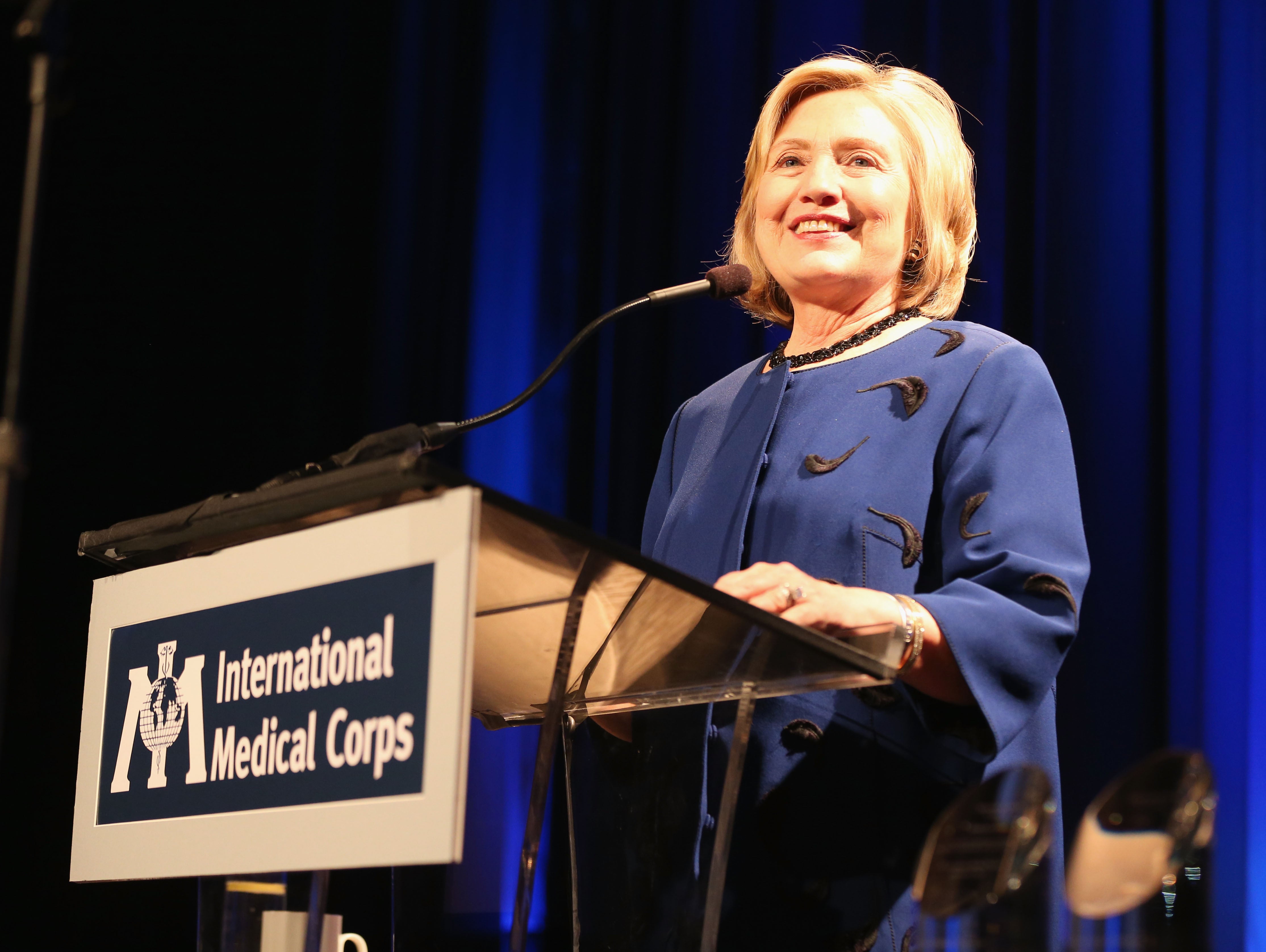 Hillary Clinton feted at Hollywood gala - CBS News