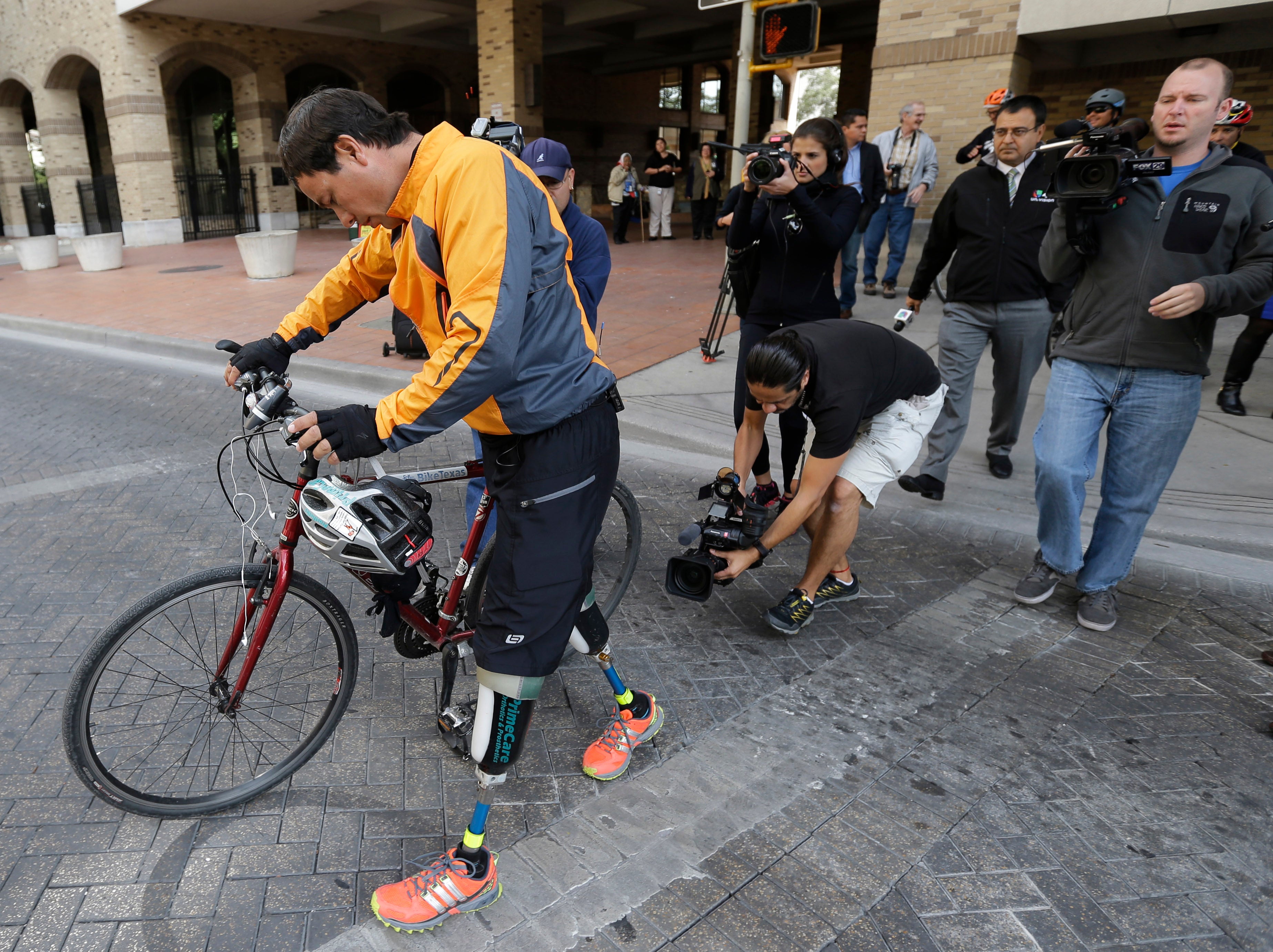 Legless cyclist rides for asylum seekers - CBS News