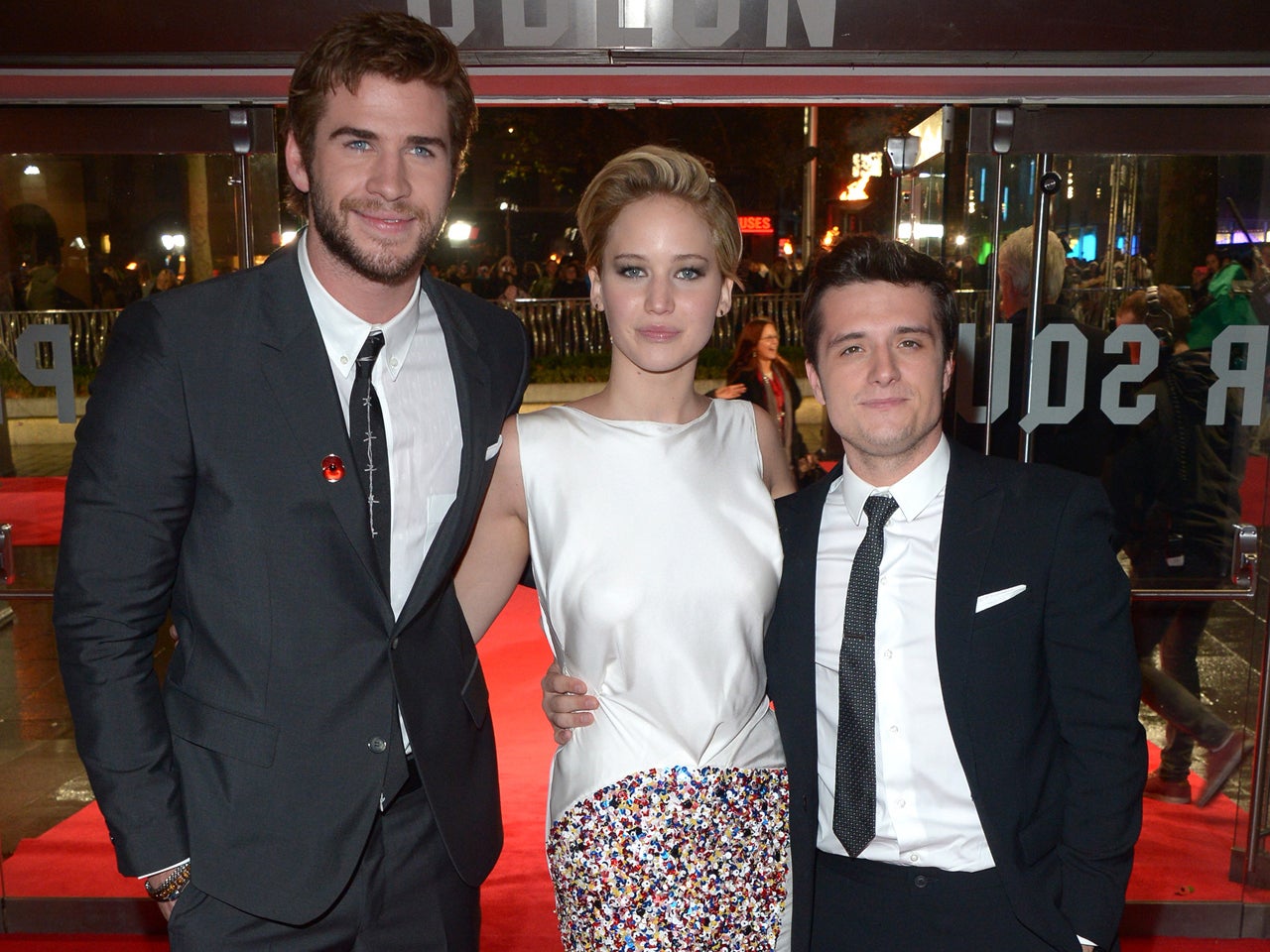 "The Hunger Games: Catching Fire" has world premiere in London - CBS News