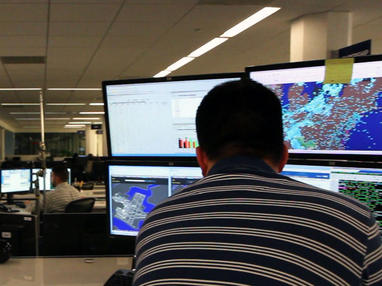 Thanksgiving travel: Inside JetBlue's command center - CBS News