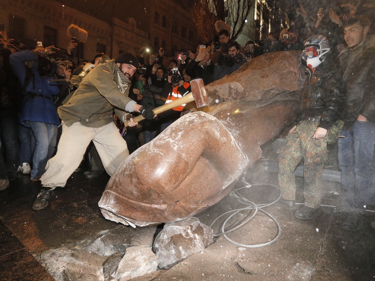 Ukrainian protesters topple Lenin statue in Kiev - CBS News