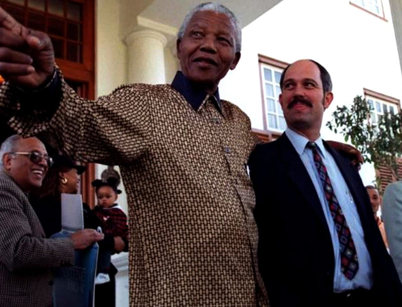 How Nelson Mandela won over his jailers - CBS News