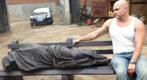 Controversial "Homeless Jesus" statue finds sanctuary - CBS News