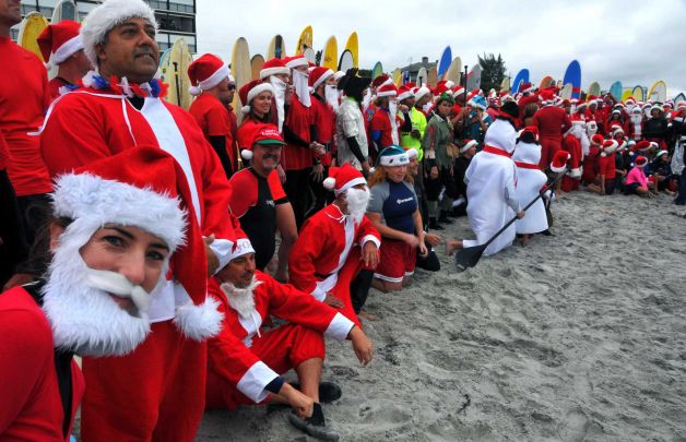 Surf's up for Santas in Florida - CBS News