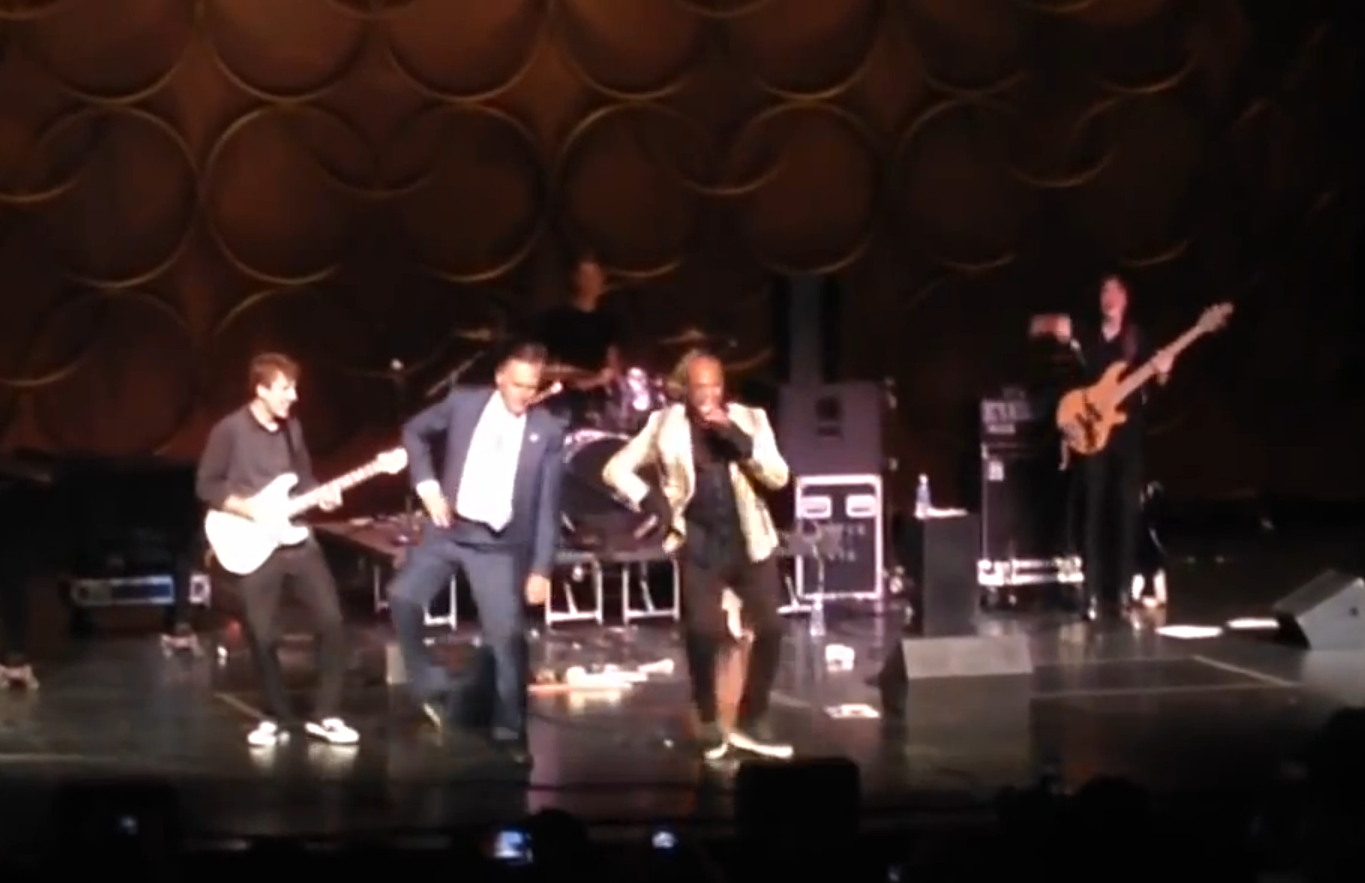 Watch: Mitt Romney goes Gangnam Style at Ariz. conference - CBS News