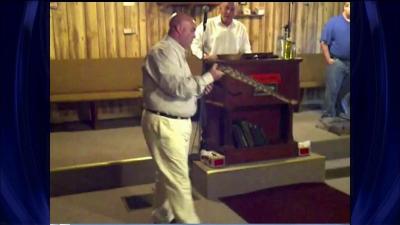 Snake-handling Kentucky pastor dies from snake bite - CBS News