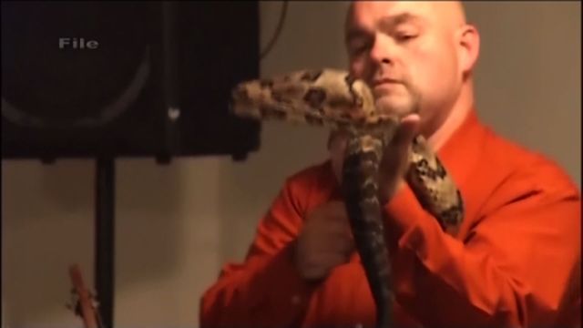 Snake-handling Kentucky pastor dies from snake bite - CBS News