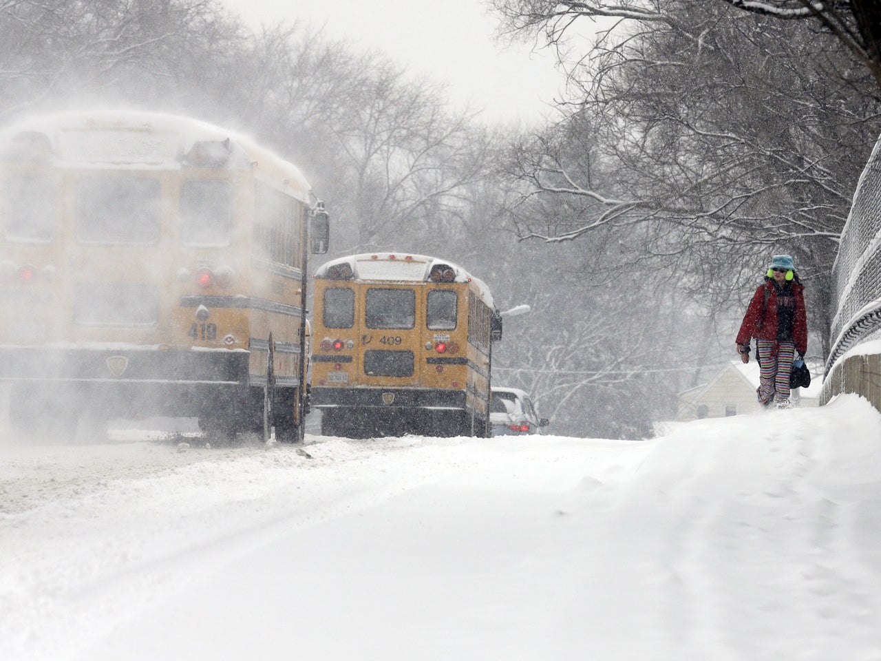 A rare "thundersnow" slams parts of East Coast - CBS News