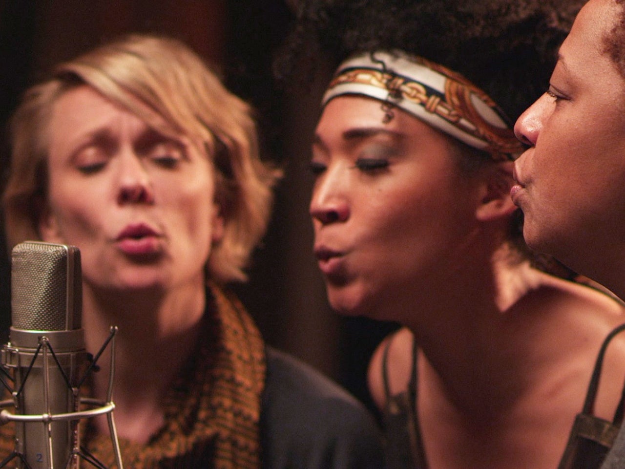 Backup singers get their time in the spotlight - CBS News