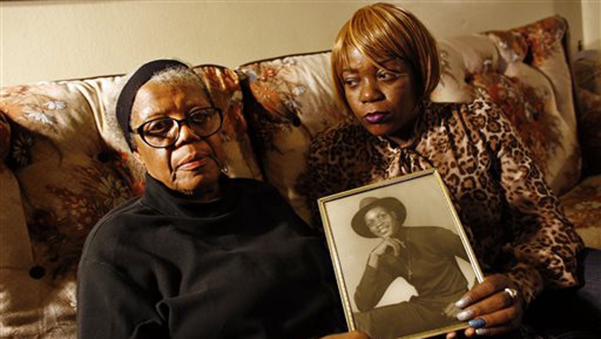 Rikers guard on duty when prisoner died had left post before - CBS News