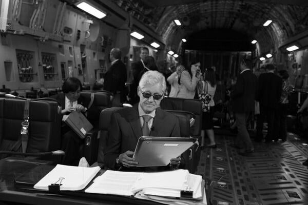 Bill Clinton spoofs popular Hillary photo on Twitter - CBS News