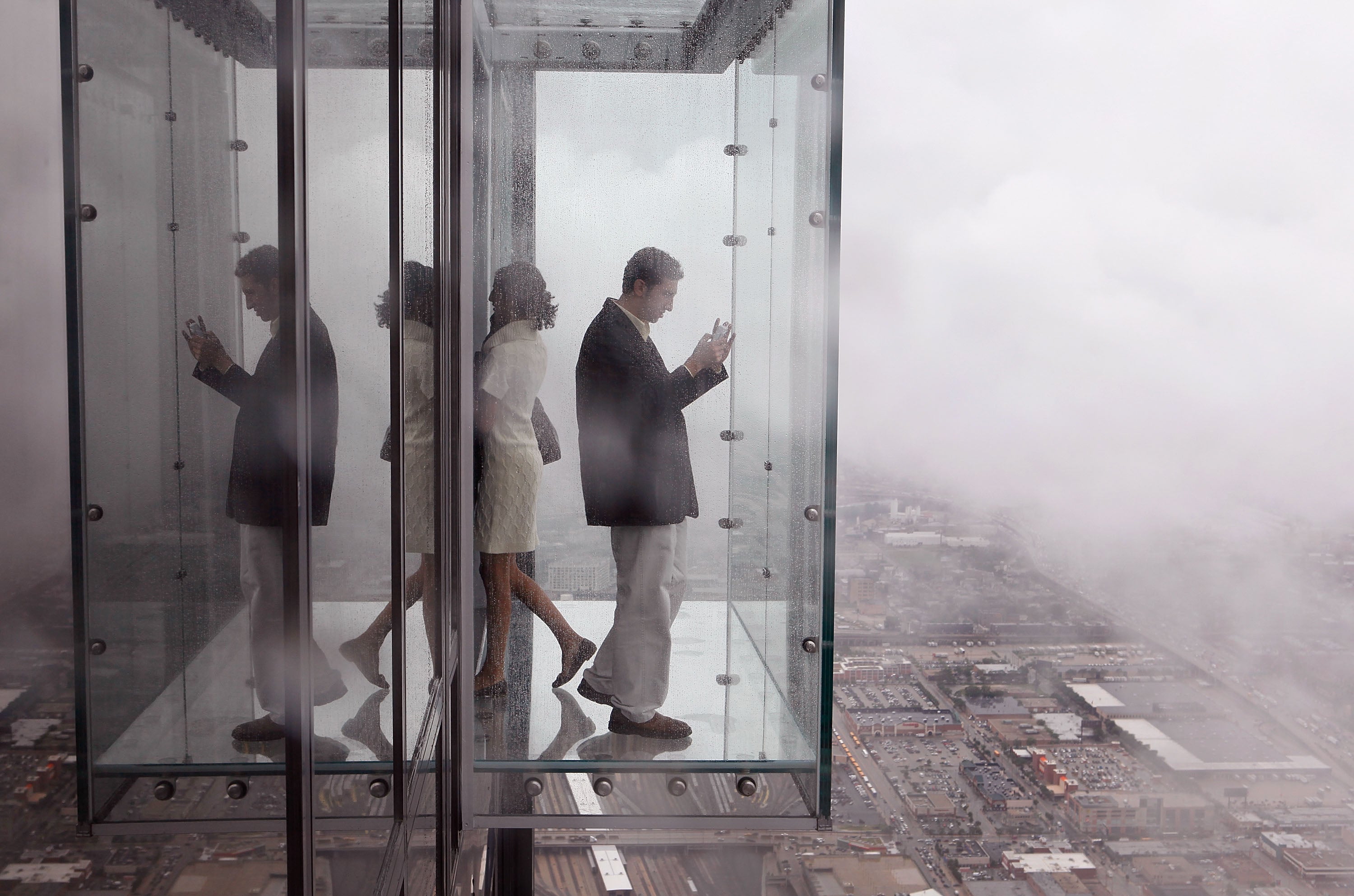 Part of Willis Tower's "Ledge" cracks under visitors' feet - CBS News