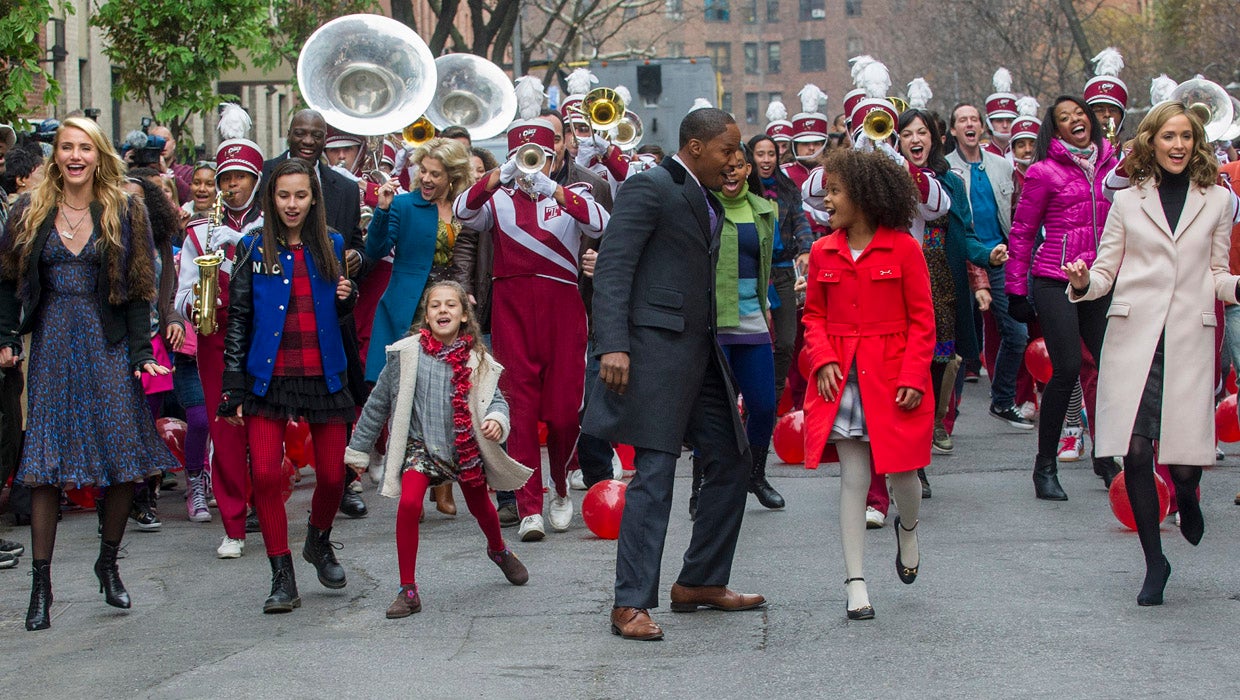 It's the "Hard Knock Life" in new "Annie" trailer - CBS News