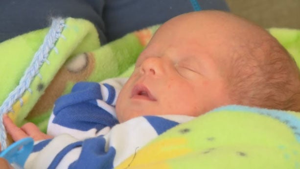A Week After Giving Birth Comatose Woman Shows Some Improvement Cbs News