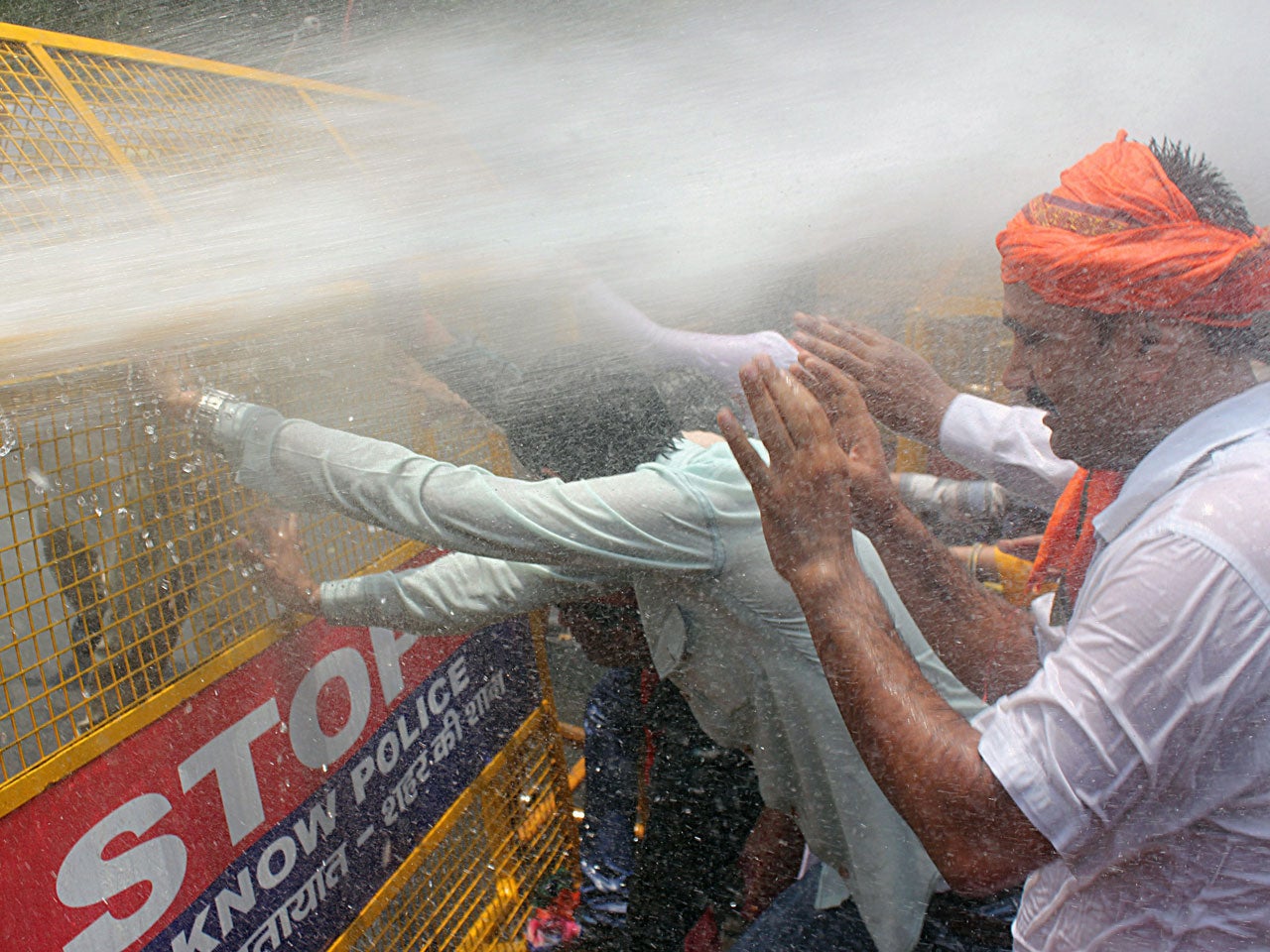 Police use water cannons to disperse anti-rape protesters in India ...