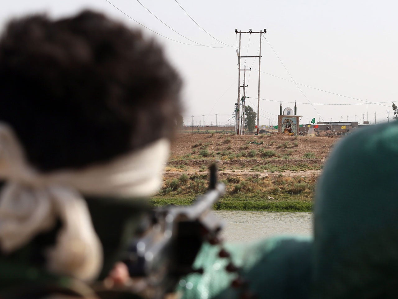 Iraqi militants capture two key border crossings - CBS News