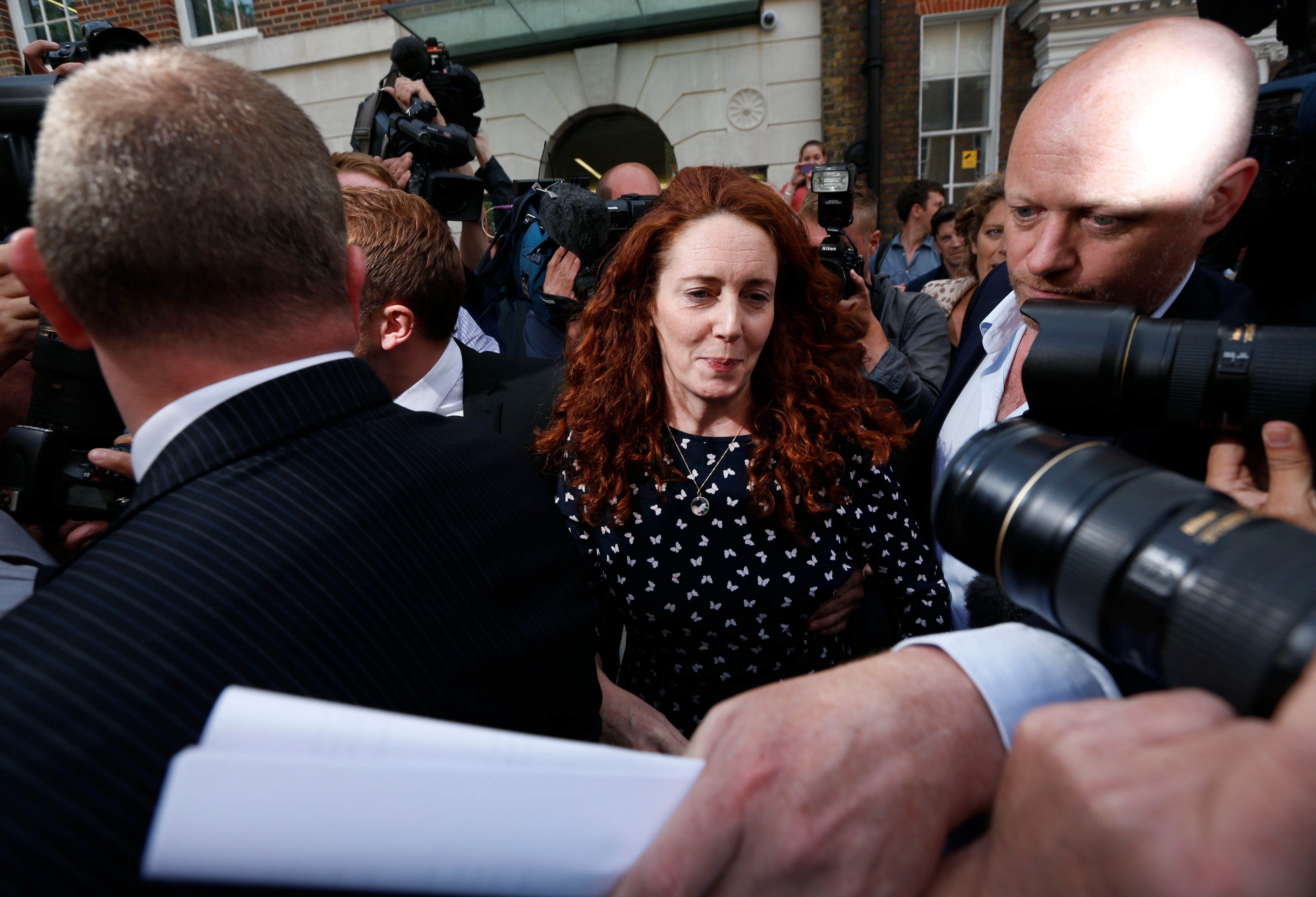 Tabloid editor Brooks says "vindicated" by hacking acquittal - CBS News