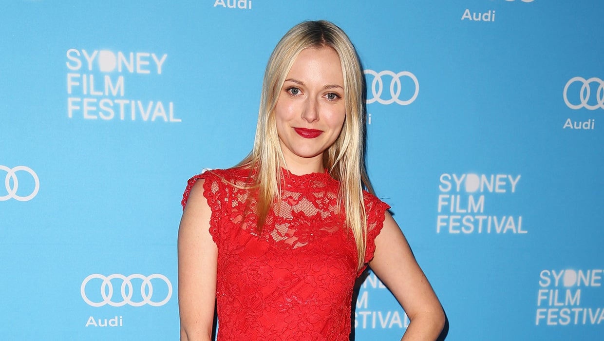 "Once Upon a Time" casts Elsa from "Frozen" - CBS News