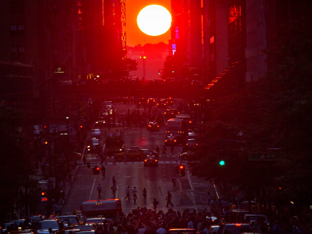 Manhattanhenge gives New Yorkers some evening fun in the sun - CBS News