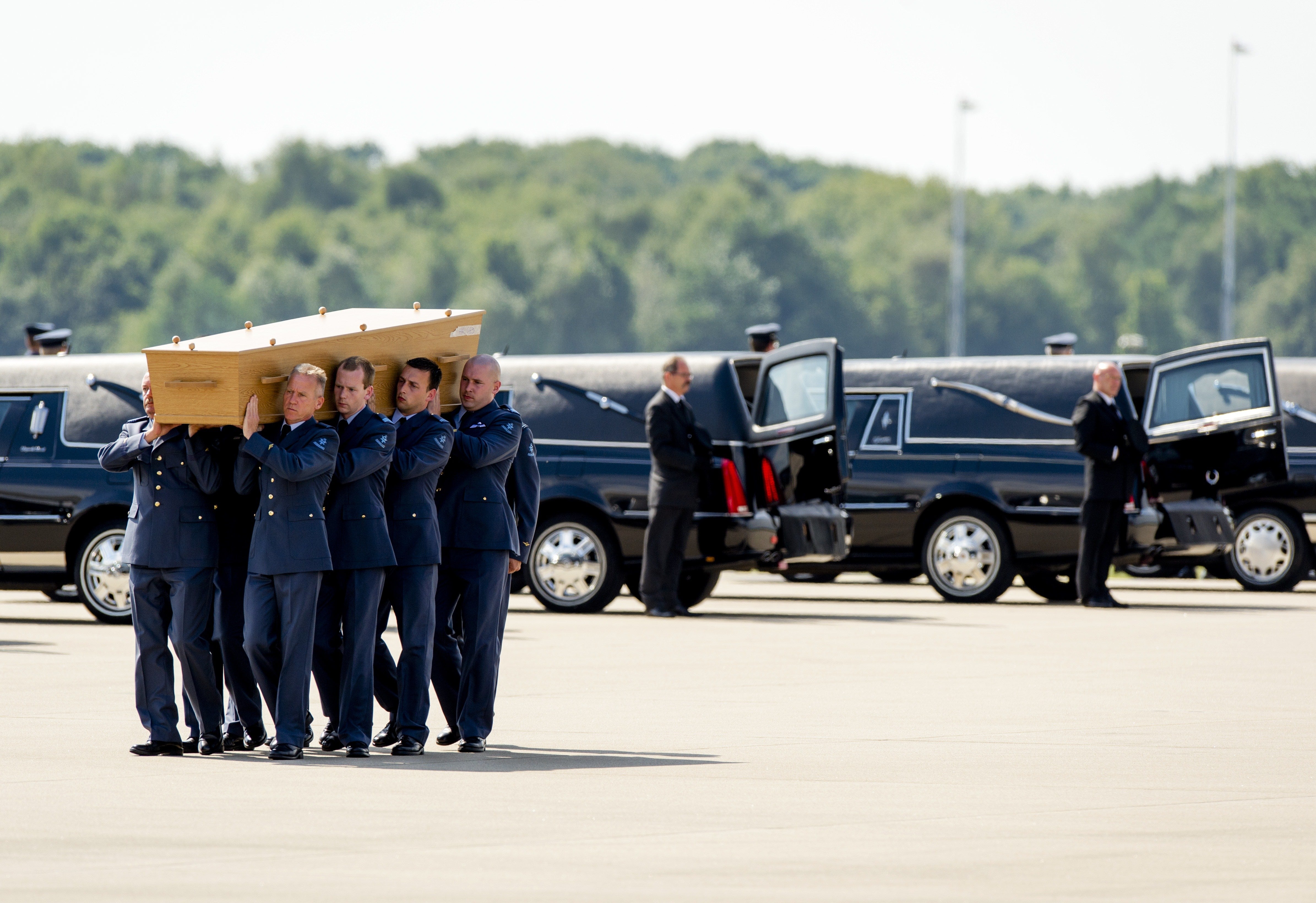 Malaysia Airlines Flight 17 remains recovery prompts Netherlands ...