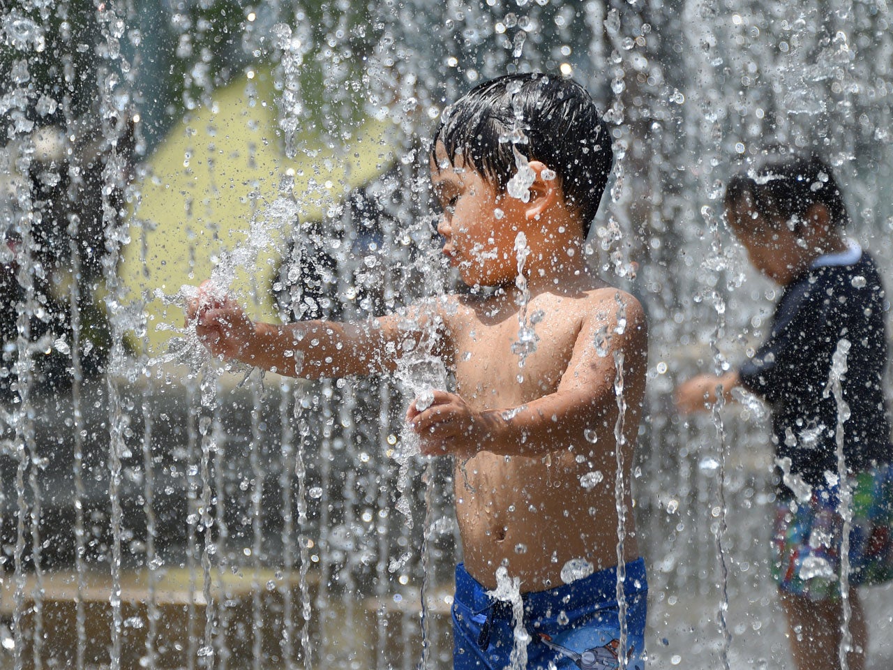Japan heat wave kills more than a dozen - CBS News