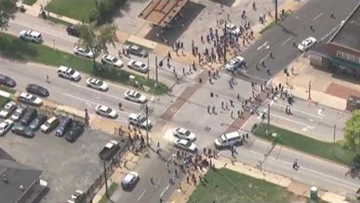 Cops: Man brandishing knife shot dead by St. Louis police - CBS News
