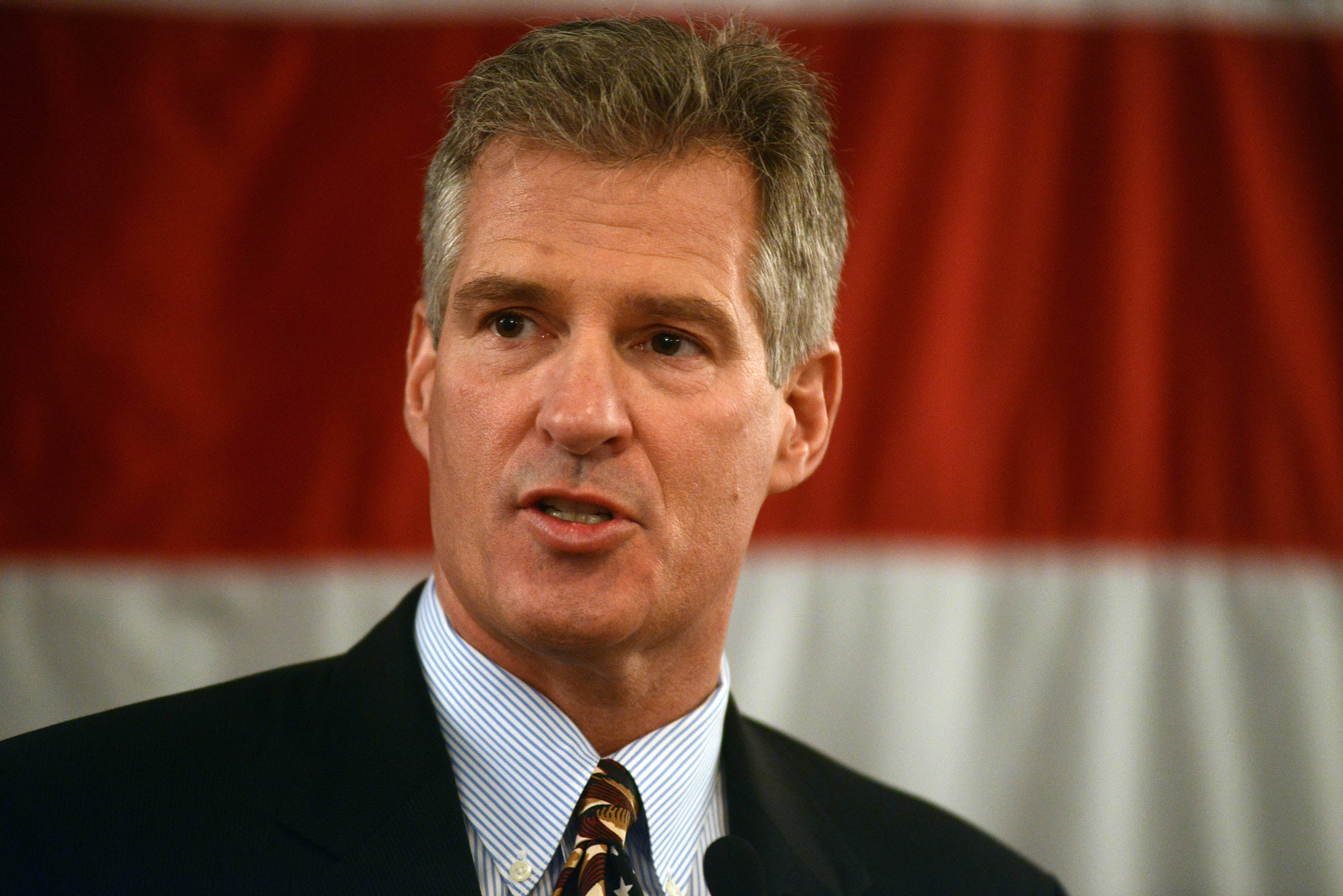 Scott Brown closing in on Jeanne Shaheen in New Hampshire: Poll - CBS News