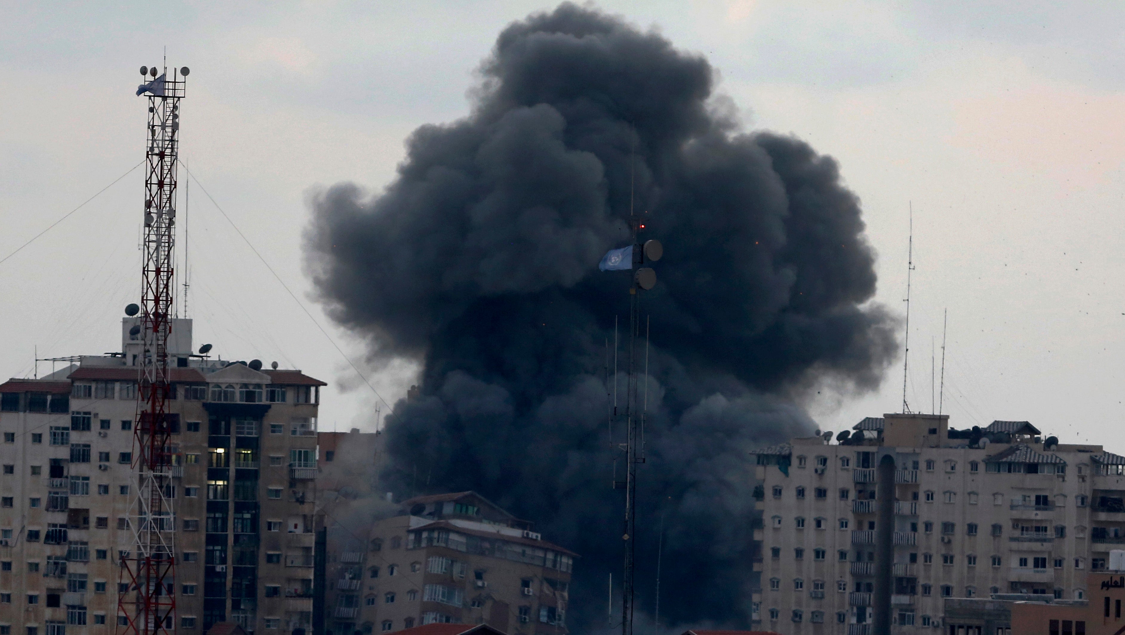 Israeli airstrike collapses Gaza apartment tower - CBS News