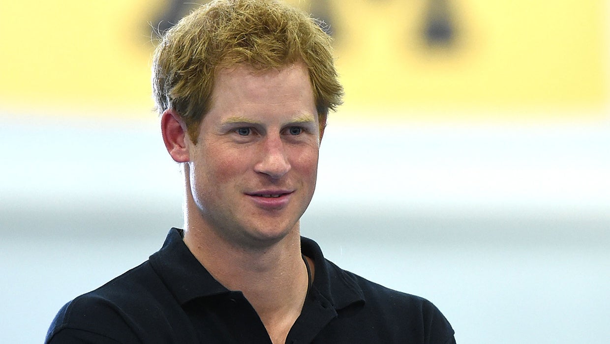 Prince Harry hoists 5-year-old girl on his shoulders at Invictus Games ...