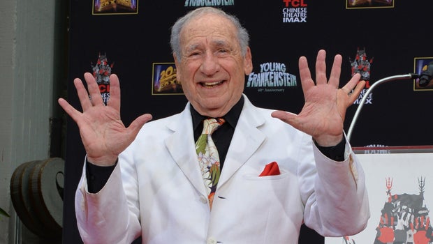 Mel Brooks brings extra finger to Hollywood handprint ceremony - CBS News