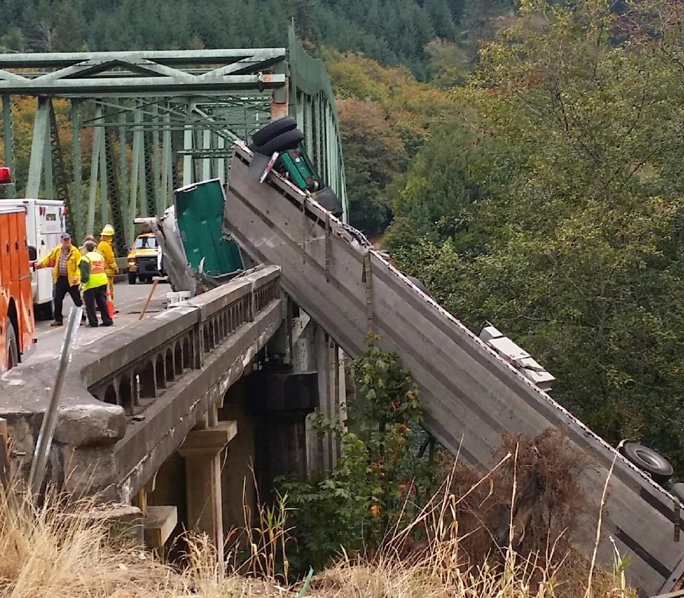 Crash sends truck dangling over Oregon bridge rail - CBS News