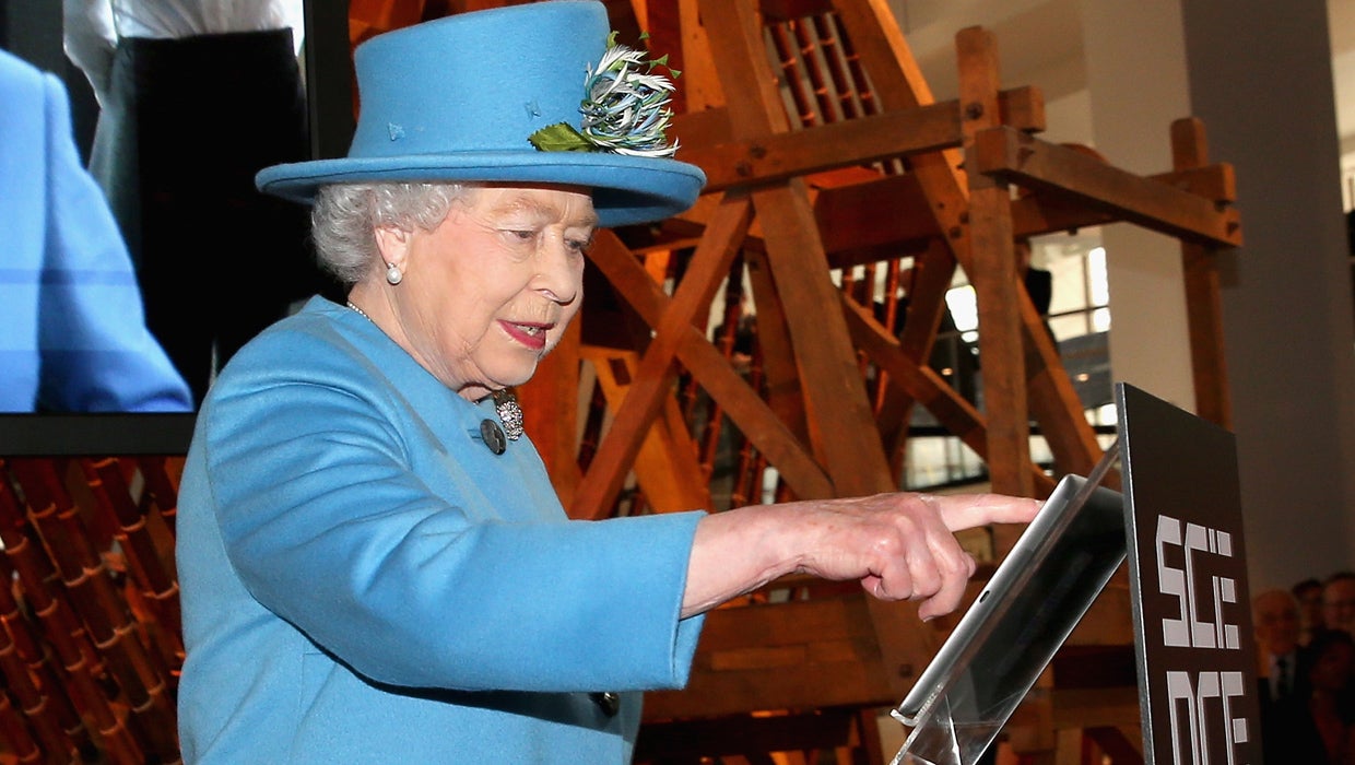 Queen Elizabeth II sends her first tweet - CBS News