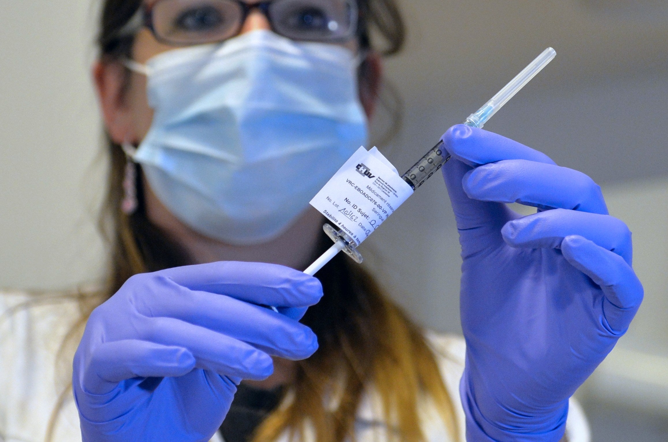 U.S. fast-tracks testing of Ebola treatments - CBS News