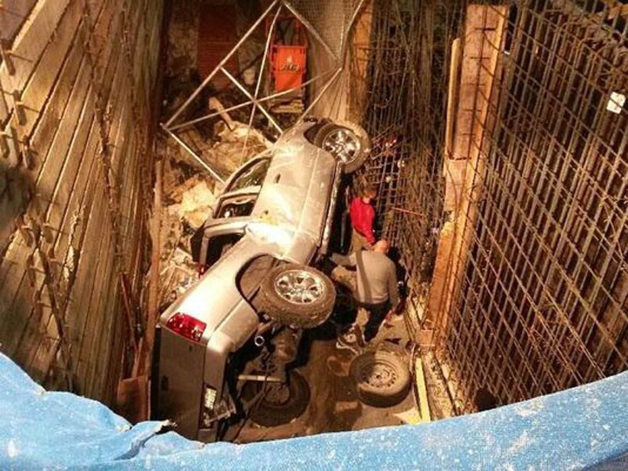 Houston driver survives 25-foot drop into construction pit - CBS News