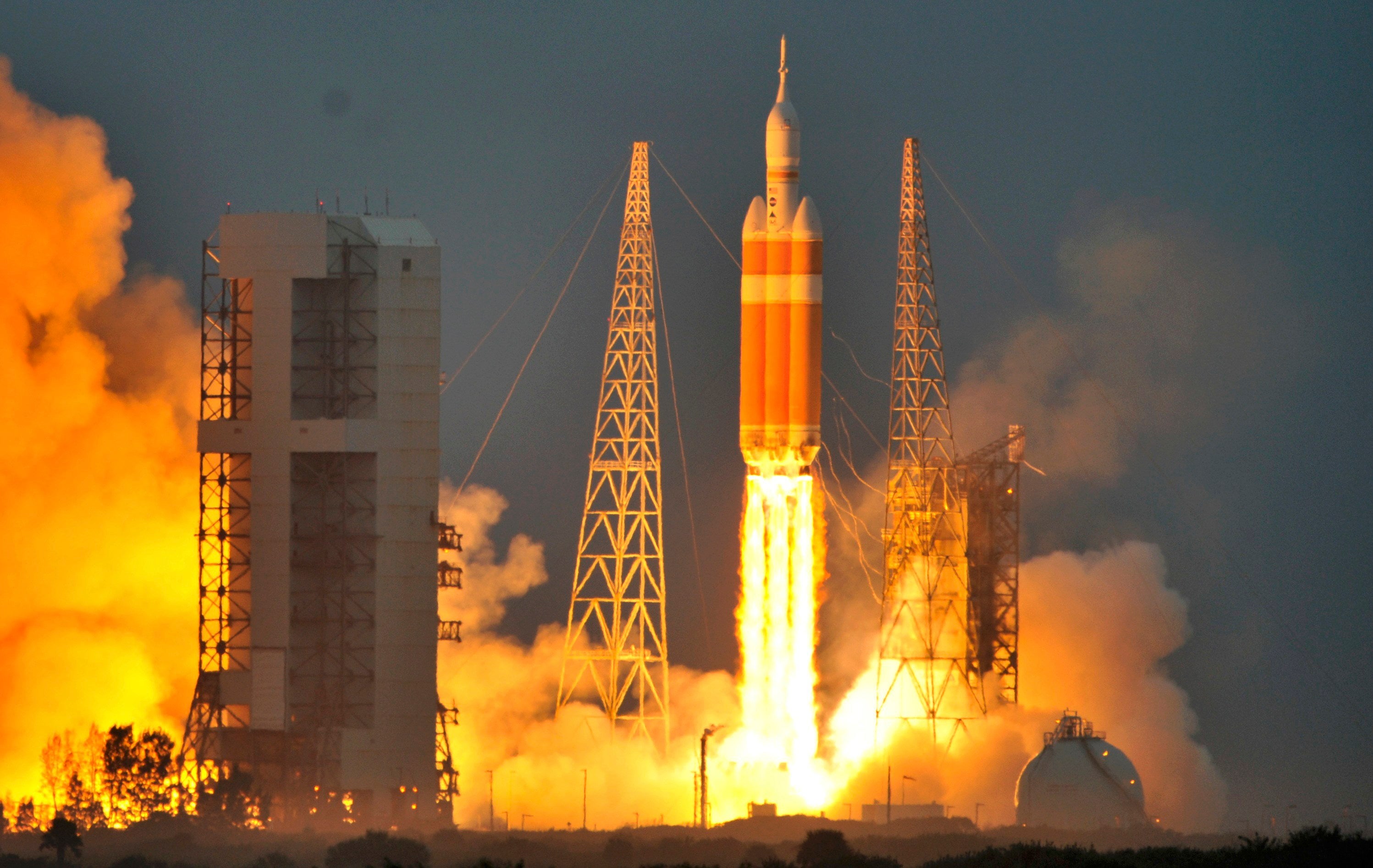 Textbook launch for NASA's Orion spacecraft - CBS News