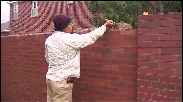 Texas bricklayers save driver trapped in burning car - CBS News