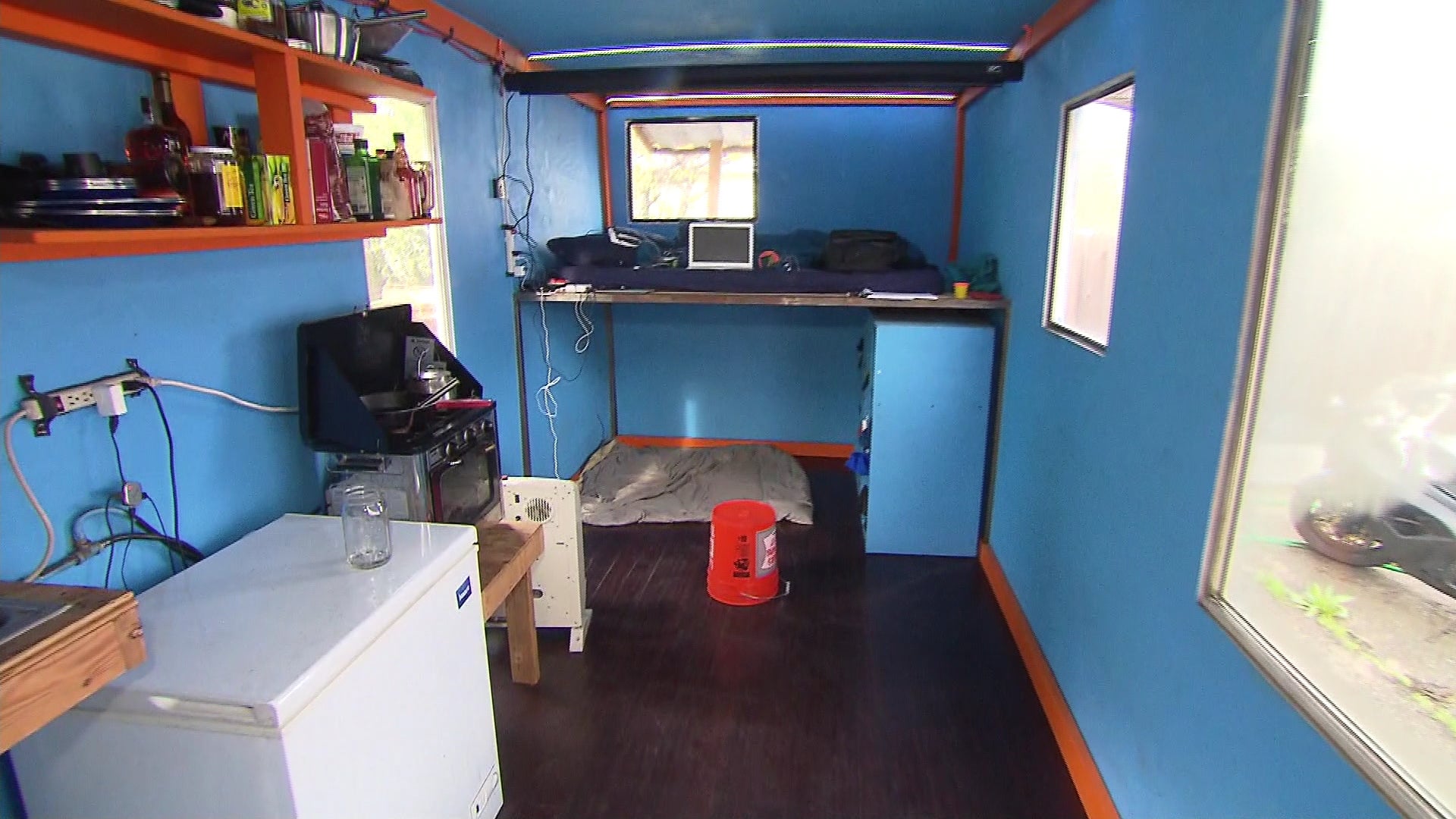 Entrepreneur fights rising rent by thinking inside the box - CBS News