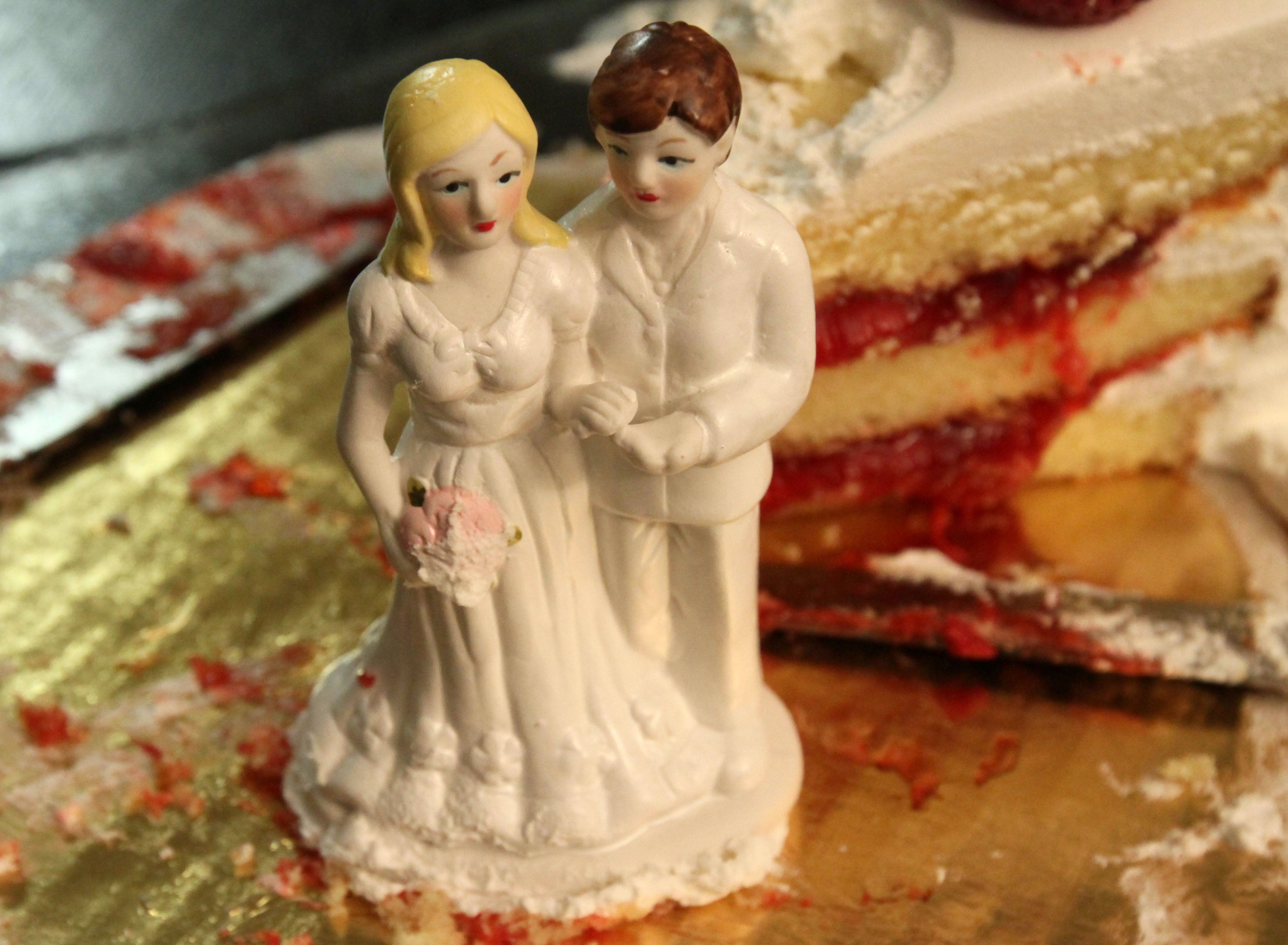 Hearing set for same-sex wedding cake dispute - CBS News