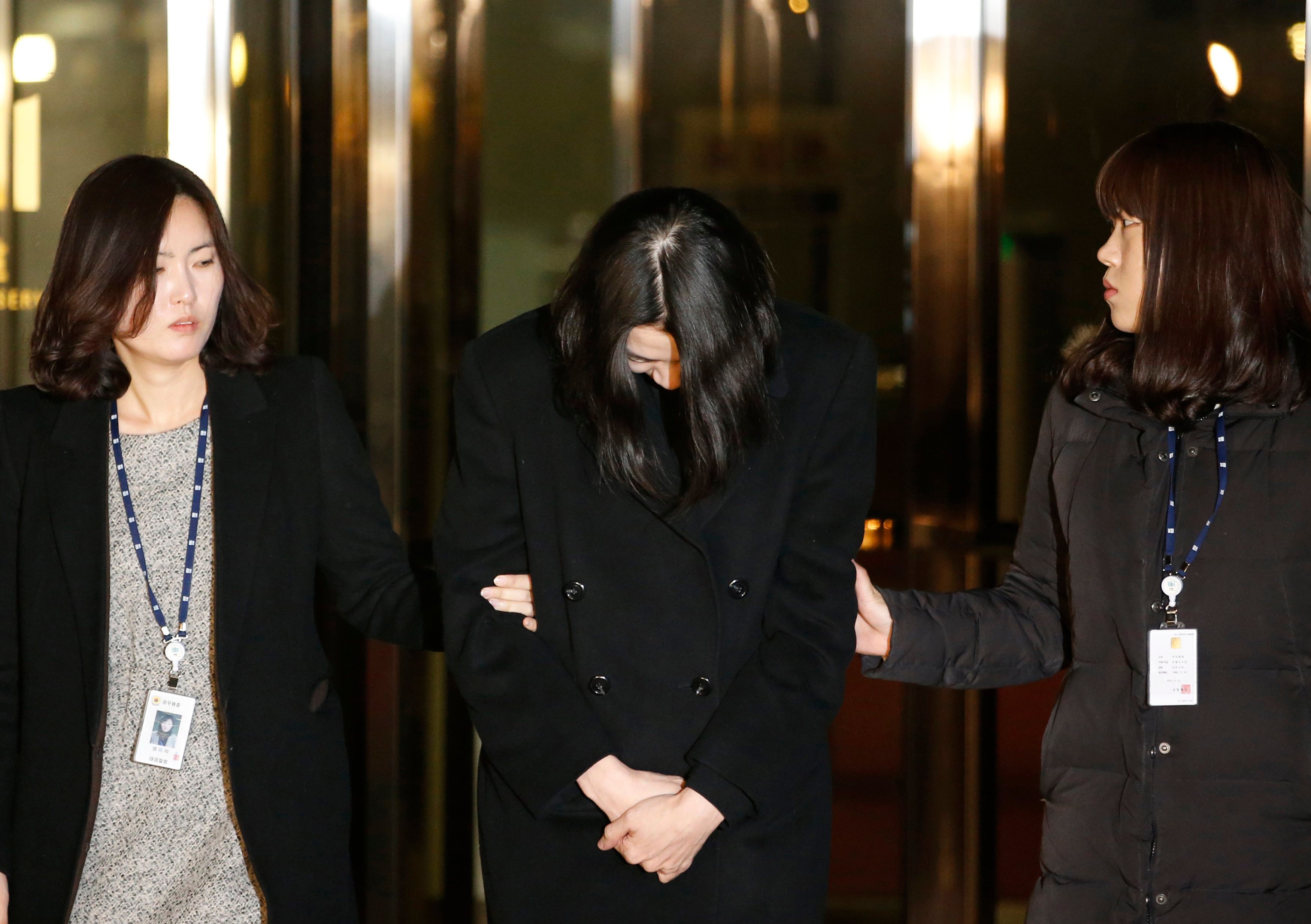 Korean Air nut rage exec Cho Hyun-ah sentenced to year in prison - CBS News