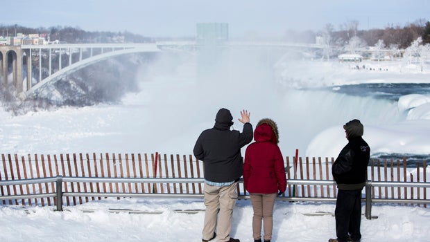 "Frozen" Niagara Falls draws tourists to winter spectacle - CBS News